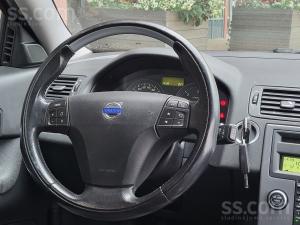 Red Volvo C30 2009 in Jelgava, with an engine capacity of 1.60 L and mileage of 336 thousand km for 2490 €, photo 14 on AUTOMOTO.COM.LV