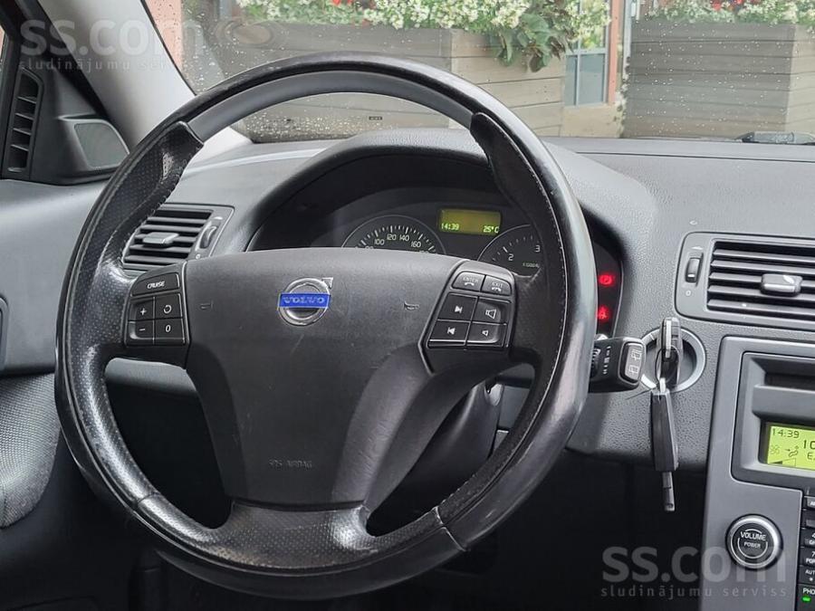 Red Volvo C30 2009 in Jelgava, with an engine capacity of 1.60 L and mileage of 336 thousand km for 2490 €, photo 14 on AUTOMOTO.COM.LV