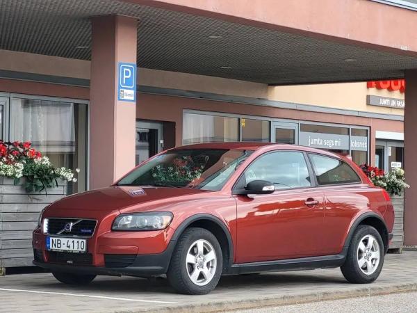 Красный Вольво Ц30 2009 в Елгава, объемом двигателя 1.60 л и пробегом 336 тыс. км за 2490 €, фото 2 на AUTOMOTO.COM.LV