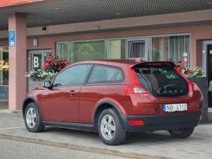 Red Volvo C30 2009 in Jelgava, with an engine capacity of 1.60 L and mileage of 336 thousand km for 2490 €, photo 5 on AUTOMOTO.COM.LV