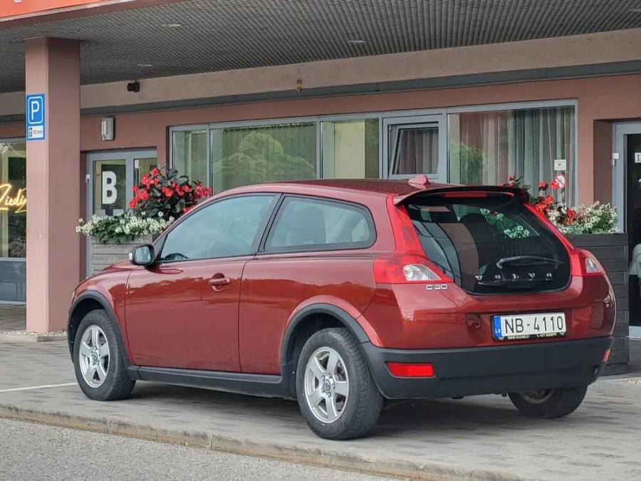 Red Volvo C30 2009 in Jelgava, with an engine capacity of 1.60 L and mileage of 336 thousand km for 2490 €, photo 5 on AUTOMOTO.COM.LV