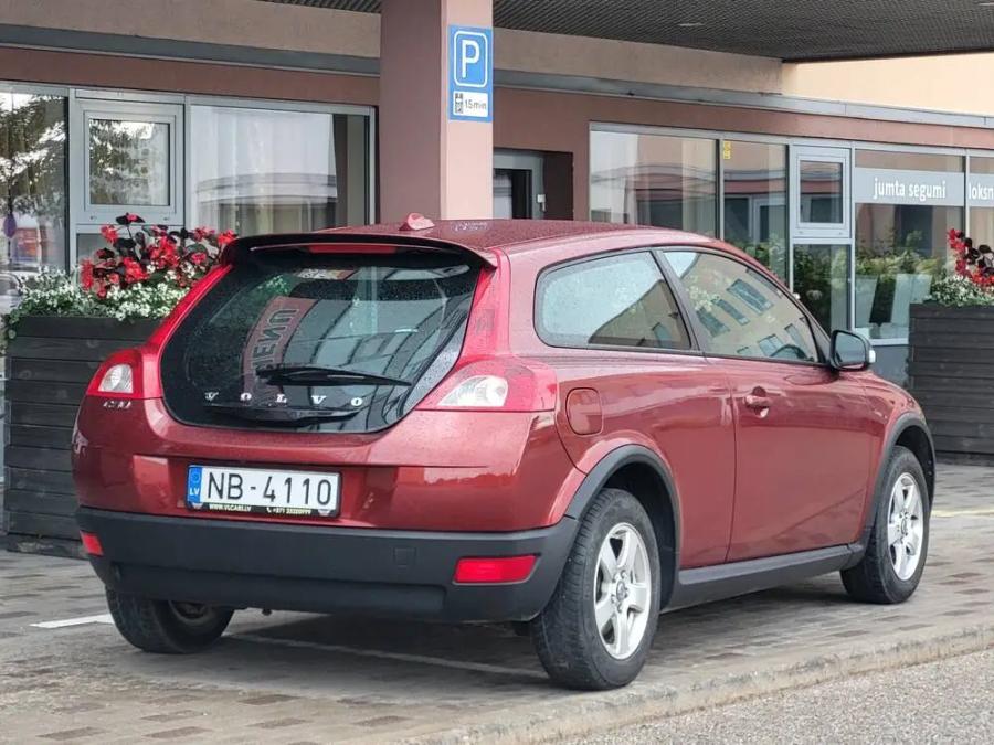 Red Volvo C30 2009 in Jelgava, with an engine capacity of 1.60 L and mileage of 336 thousand km for 2490 €, photo 7 on AUTOMOTO.COM.LV
