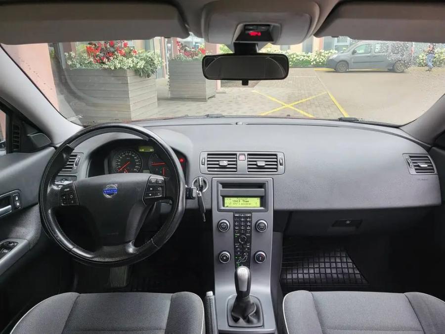 Red Volvo C30 2009 in Jelgava, with an engine capacity of 1.60 L and mileage of 336 thousand km for 2490 €, photo 12 on AUTOMOTO.COM.LV