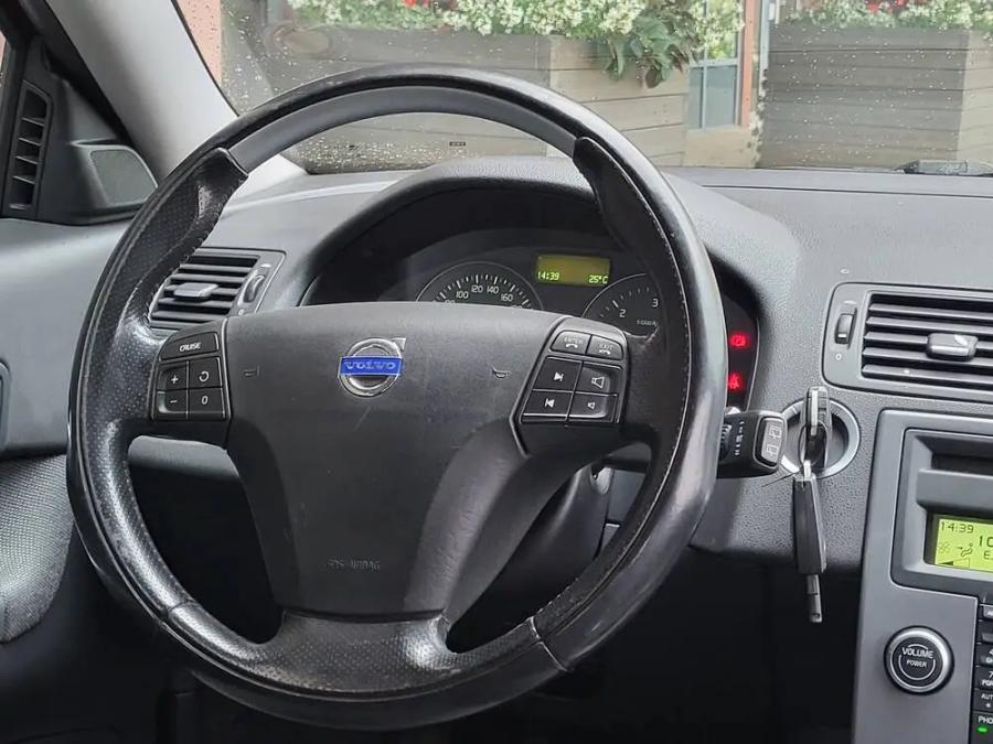 Red Volvo C30 2009 in Jelgava, with an engine capacity of 1.60 L and mileage of 336 thousand km for 2490 €, photo 14 on AUTOMOTO.COM.LV
