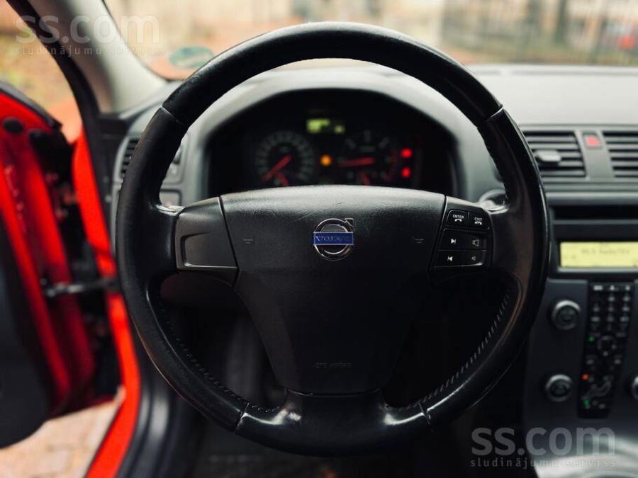 Sarkans Volvo C30 2012 Cēsis, ar dzinēja tilpumu 1.60 L un nobraukumu 0 tūkst. km par 4450 €, foto 18 vietnē AUTOMOTO.COM.LV