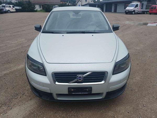 Volvo C30 2008 in Kelme on AUTOMOTO.COM.LV White Volvo C30 2008 in Kelme, with an engine capacity of 1.56 L and mileage of 139 thousand km for 2500 €, photo 3 on AUTOMOTO.COM.LV