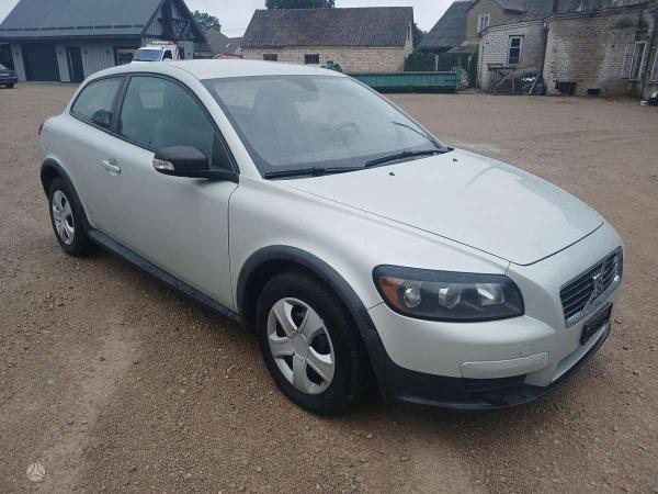 Volvo C30 2008 in Kelme on AUTOMOTO.COM.LV White Volvo C30 2008 in Kelme, with an engine capacity of 1.56 L and mileage of 139 thousand km for 2500 €, photo 4 on AUTOMOTO.COM.LV