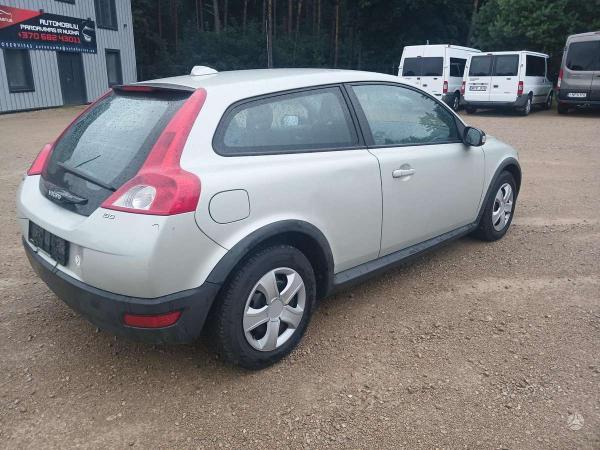 Volvo C30 2008 in Kelme on AUTOMOTO.COM.LV White Volvo C30 2008 in Kelme, with an engine capacity of 1.56 L and mileage of 139 thousand km for 2500 €, photo 6 on AUTOMOTO.COM.LV