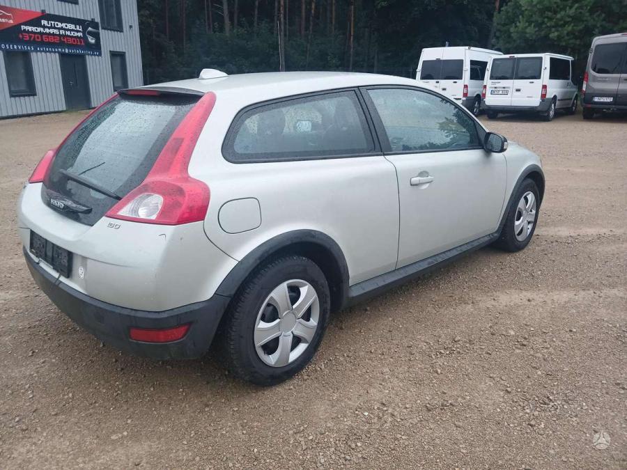 White Volvo C30 2008 in Kelme, with an engine capacity of 1.56 L and mileage of 139 thousand km for 2500 €, photo 6 on AUTOMOTO.COM.LV