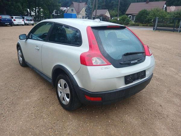Volvo C30 2008 in Kelme on AUTOMOTO.COM.LV White Volvo C30 2008 in Kelme, with an engine capacity of 1.56 L and mileage of 139 thousand km for 2500 €, photo 8 on AUTOMOTO.COM.LV