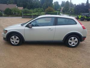White Volvo C30 2008 in Kelme, with an engine capacity of 1.56 L and mileage of 139 thousand km for 2500 €, photo 9 on AUTOMOTO.COM.LV
