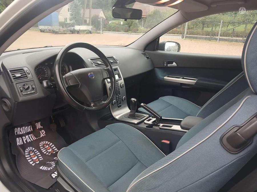 White Volvo C30 2008 in Kelme, with an engine capacity of 1.56 L and mileage of 139 thousand km for 2500 €, photo 10 on AUTOMOTO.COM.LV