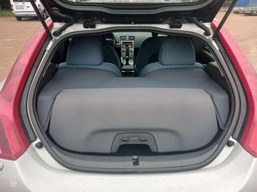 White Volvo C30 2008 in Kelme, with an engine capacity of 1.56 L and mileage of 139 thousand km for 2500 €, photo 15 on AUTOMOTO.COM.LV