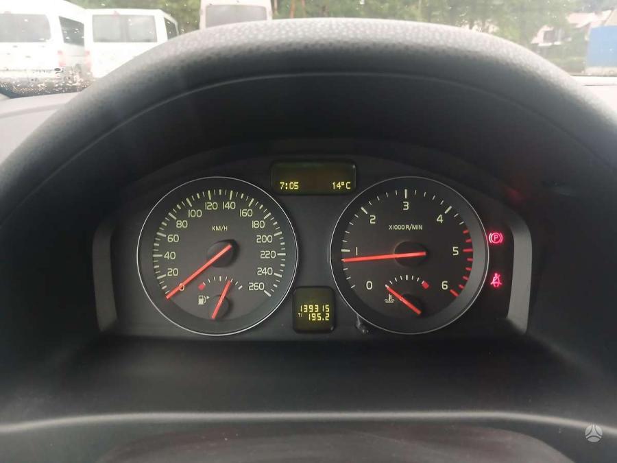 White Volvo C30 2008 in Kelme, with an engine capacity of 1.56 L and mileage of 139 thousand km for 2500 €, photo 16 on AUTOMOTO.COM.LV