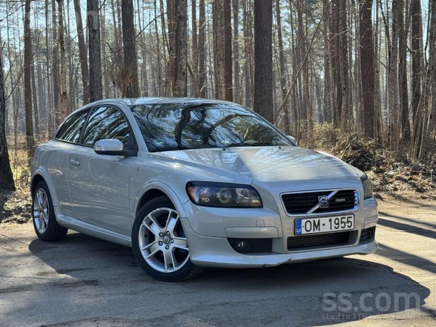 White Volvo C30 2009 in Riga, with an engine capacity of 1.60 L and mileage of 293 thousand km for 2900 €, photo 1 on AUTOMOTO.COM.LV