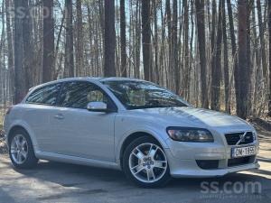 White Volvo C30 2009 in Riga, with an engine capacity of 1.60 L and mileage of 293 thousand km for 2900 €, photo 3 on AUTOMOTO.COM.LV