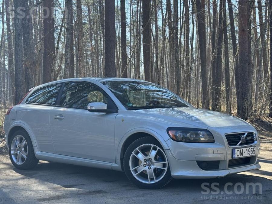 White Volvo C30 2009 in Riga, with an engine capacity of 1.60 L and mileage of 293 thousand km for 2900 €, photo 3 on AUTOMOTO.COM.LV
