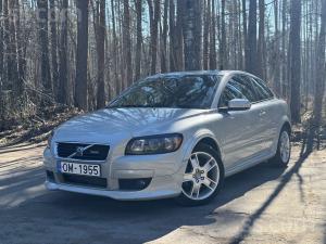 White Volvo C30 2009 in Riga, with an engine capacity of 1.60 L and mileage of 293 thousand km for 2900 €, photo 4 on AUTOMOTO.COM.LV