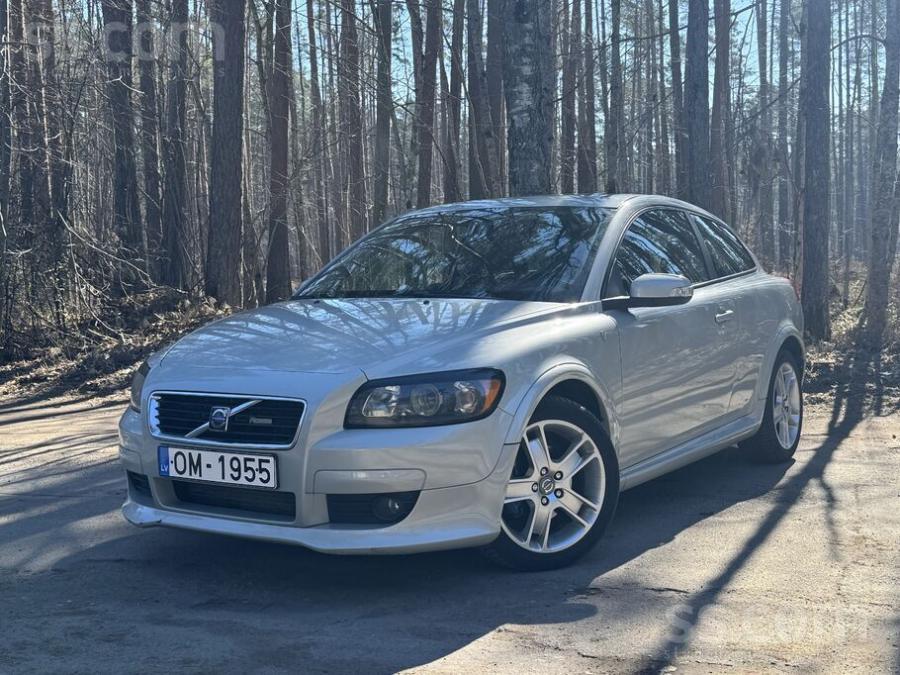 White Volvo C30 2009 in Riga, with an engine capacity of 1.60 L and mileage of 293 thousand km for 2900 €, photo 4 on AUTOMOTO.COM.LV
