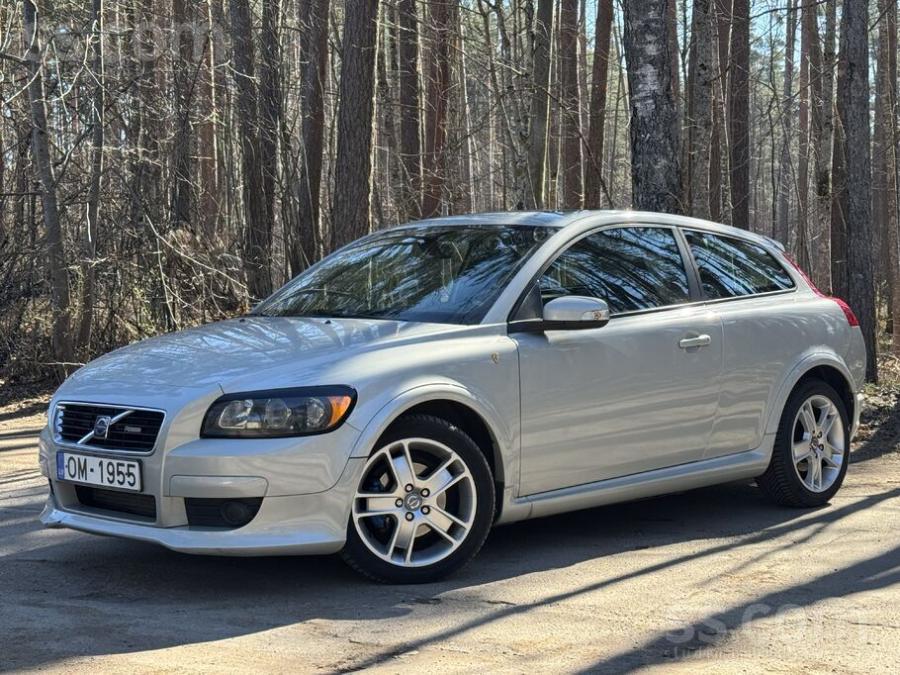 White Volvo C30 2009 in Riga, with an engine capacity of 1.60 L and mileage of 293 thousand km for 2900 €, photo 5 on AUTOMOTO.COM.LV