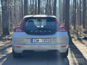 White Volvo C30 2009 in Riga, with an engine capacity of 1.60 L and mileage of 293 thousand km for 2900 €, photo 7 on AUTOMOTO.COM.LV