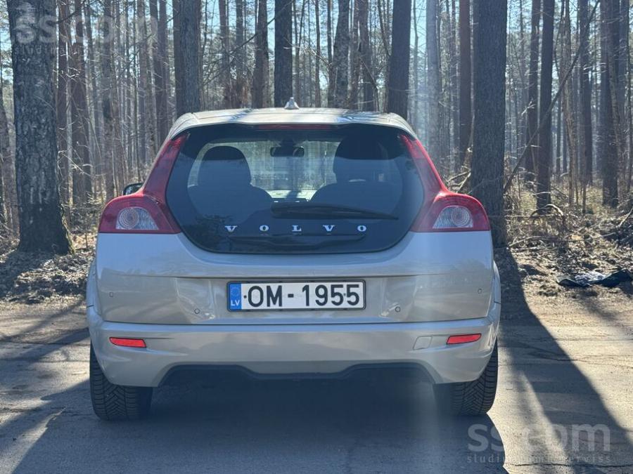 White Volvo C30 2009 in Riga, with an engine capacity of 1.60 L and mileage of 293 thousand km for 2900 €, photo 7 on AUTOMOTO.COM.LV