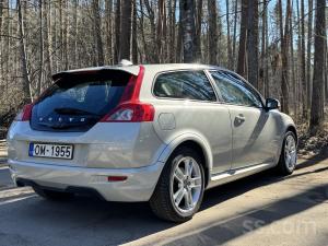 White Volvo C30 2009 in Riga, with an engine capacity of 1.60 L and mileage of 293 thousand km for 2900 €, photo 8 on AUTOMOTO.COM.LV