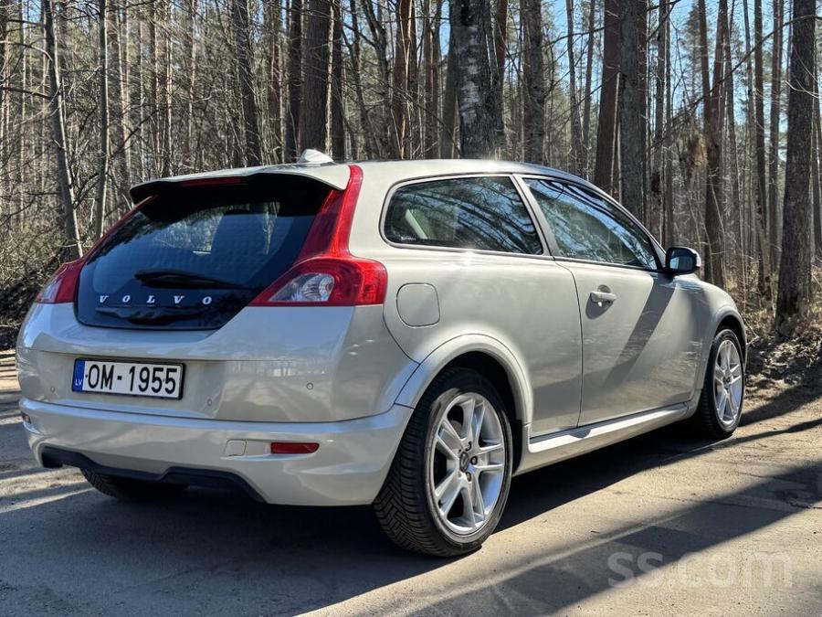 White Volvo C30 2009 in Riga, with an engine capacity of 1.60 L and mileage of 293 thousand km for 2900 €, photo 8 on AUTOMOTO.COM.LV