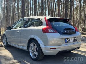 White Volvo C30 2009 in Riga, with an engine capacity of 1.60 L and mileage of 293 thousand km for 2900 €, photo 9 on AUTOMOTO.COM.LV