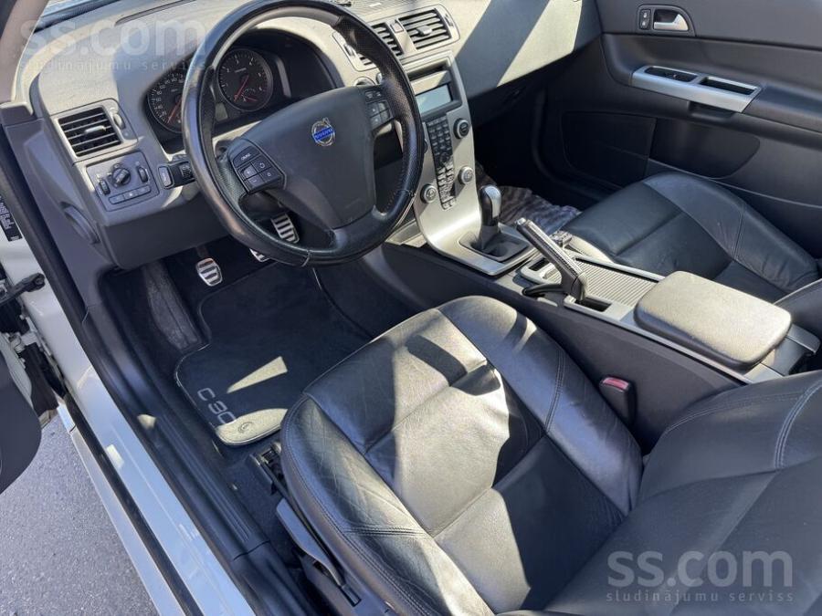 White Volvo C30 2009 in Riga, with an engine capacity of 1.60 L and mileage of 293 thousand km for 2900 €, photo 11 on AUTOMOTO.COM.LV