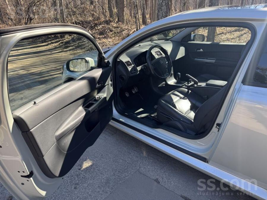 White Volvo C30 2009 in Riga, with an engine capacity of 1.60 L and mileage of 293 thousand km for 2900 €, photo 12 on AUTOMOTO.COM.LV