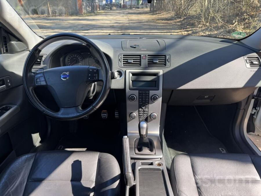 White Volvo C30 2009 in Riga, with an engine capacity of 1.60 L and mileage of 293 thousand km for 2900 €, photo 18 on AUTOMOTO.COM.LV
