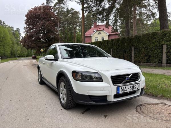 Белый Вольво Ц30 2009 в Рига, объемом двигателя 1.60 л и пробегом 172 тыс. км за 2650 €, фото 2 на AUTOMOTO.COM.LV