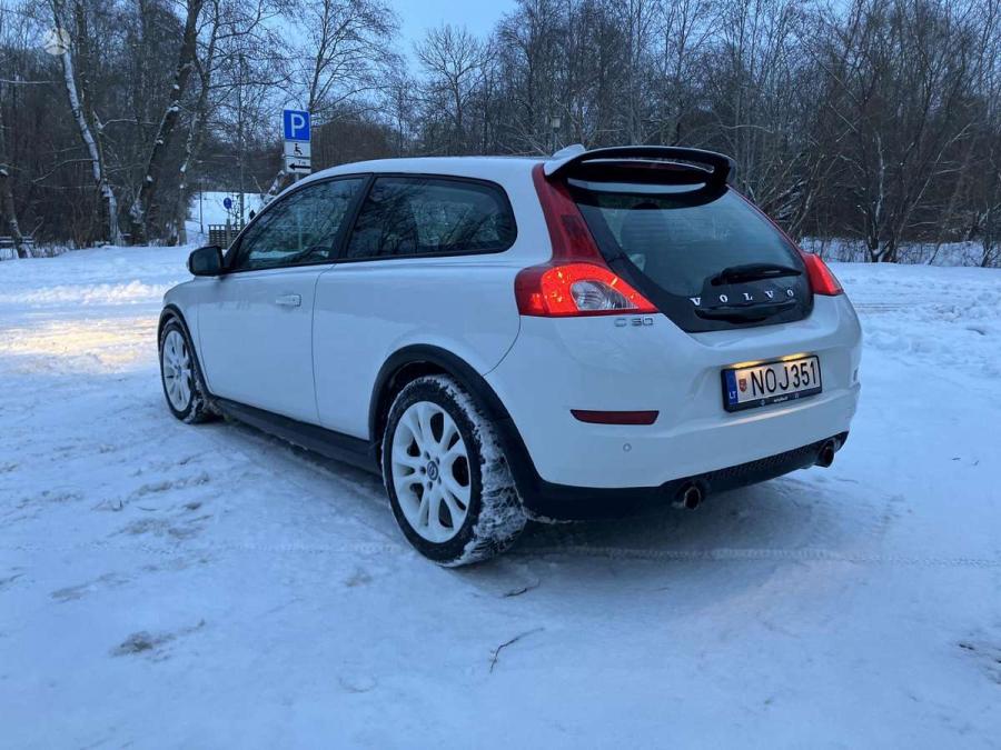 Balts Volvo C30 2010 Viļņa, ar dzinēja tilpumu 2.40 L un nobraukumu 238 tūkst. km par 4800 €, foto 2 vietnē AUTOMOTO.COM.LV