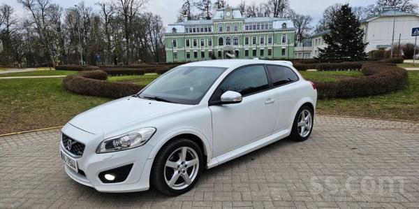 White Volvo C30 2011 in Valmiera, with an engine capacity of 2.00 L and mileage of 387 thousand km for 5500 €, photo 1 on AUTOMOTO.COM.LV