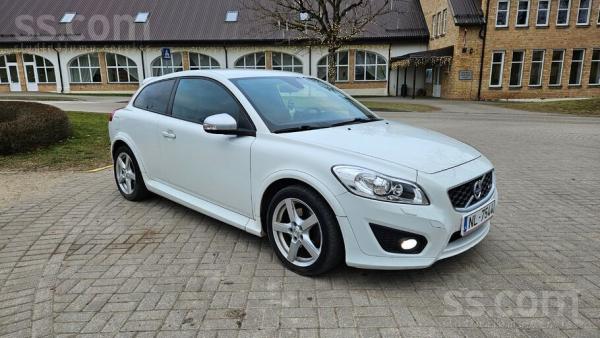 White Volvo C30 2011 in Valmiera, with an engine capacity of 2.00 L and mileage of 387 thousand km for 5500 €, photo 2 on AUTOMOTO.COM.LV