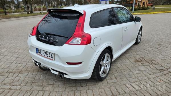 White Volvo C30 2011 in Valmiera, with an engine capacity of 2.00 L and mileage of 387 thousand km for 5500 €, photo 3 on AUTOMOTO.COM.LV