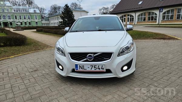 White Volvo C30 2011 in Valmiera, with an engine capacity of 2.00 L and mileage of 387 thousand km for 5500 €, photo 4 on AUTOMOTO.COM.LV