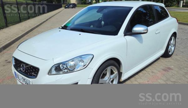 White Volvo C30 2011 in Valmiera, with an engine capacity of 2.00 L and mileage of 390 thousand km for 5295 €, photo 3 on AUTOMOTO.COM.LV