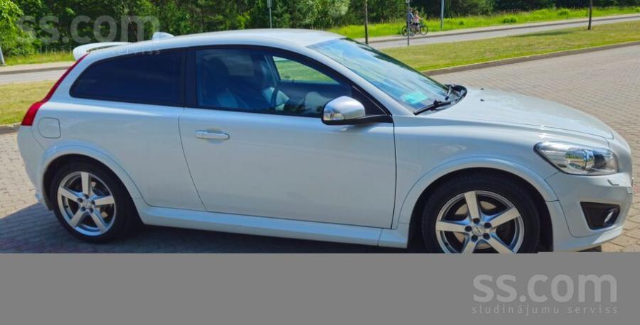 White Volvo C30 2011 in Valmiera, with an engine capacity of 2.00 L and mileage of 390 thousand km for 5295 €, photo 5 on AUTOMOTO.COM.LV
