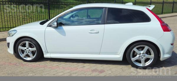 White Volvo C30 2011 in Valmiera, with an engine capacity of 2.00 L and mileage of 390 thousand km for 5295 €, photo 5 on AUTOMOTO.COM.LV