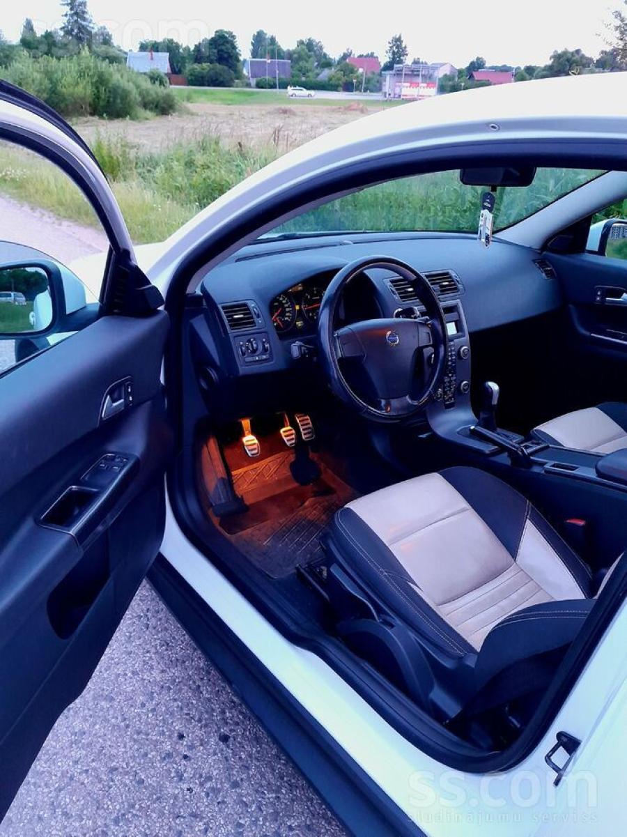 White Volvo C30 2011 in Balvi, with an engine capacity of 1.60 L and mileage of 360 thousand km for 2850 €, photo 5 on AUTOMOTO.COM.LV