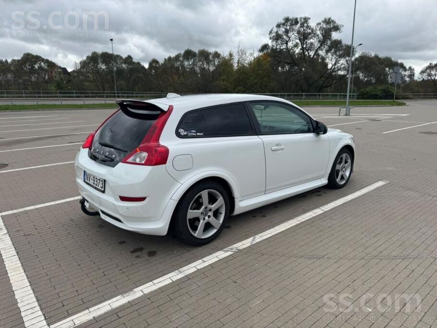 White Volvo C30 2011 in Rezekne, with an engine capacity of 1.60 L and mileage of 0 thousand km for 6000 €, photo 4 on AUTOMOTO.COM.LV
