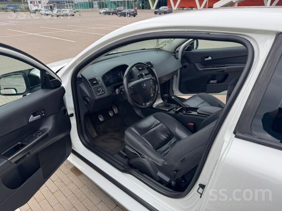 White Volvo C30 2011 in Rezekne, with an engine capacity of 1.60 L and mileage of 0 thousand km for 6000 €, photo 5 on AUTOMOTO.COM.LV