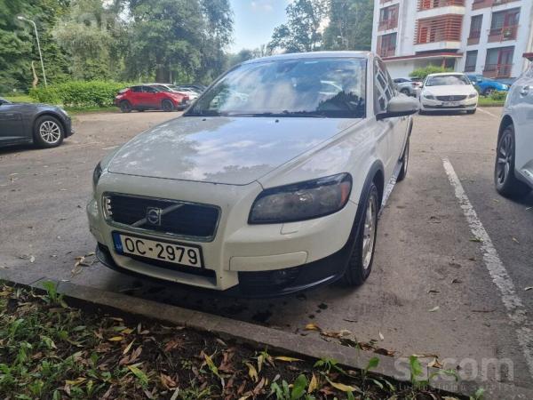 White Volvo C30 2007 in Riga, with an engine capacity of 2.40 L and mileage of 126 thousand km for 2500 €, photo 1 on AUTOMOTO.COM.LV