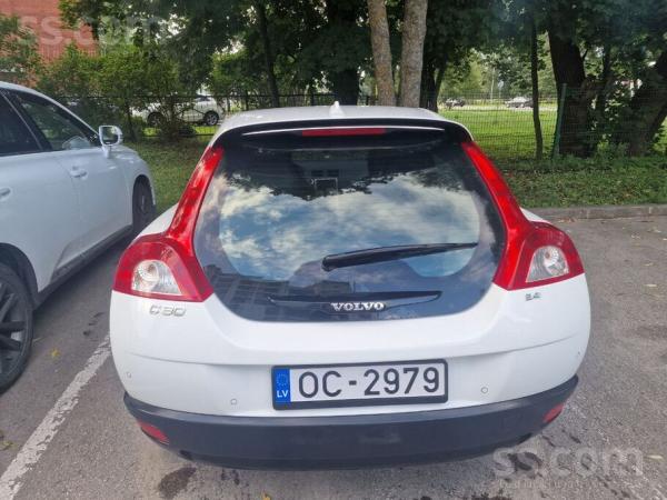 White Volvo C30 2007 in Riga, with an engine capacity of 2.40 L and mileage of 126 thousand km for 2500 €, photo 2 on AUTOMOTO.COM.LV