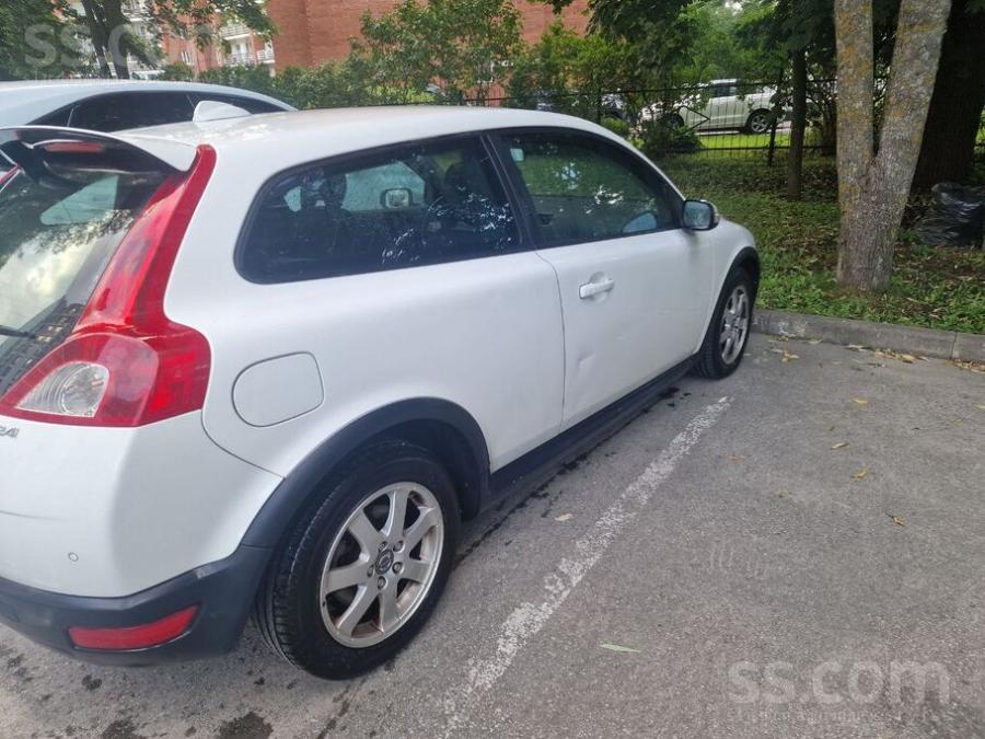 Balts Volvo C30 2007 Rīga, ar dzinēja tilpumu 2.40 L un nobraukumu 126 tūkst. km par 2500 €, foto 4 vietnē AUTOMOTO.COM.LV