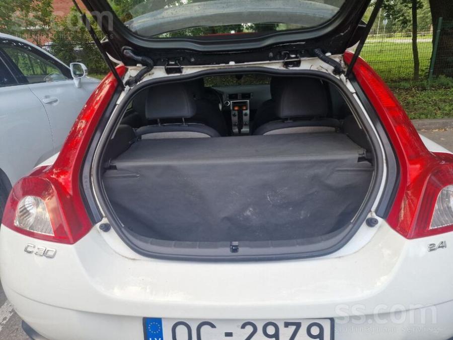 Balts Volvo C30 2007 Rīga, ar dzinēja tilpumu 2.40 L un nobraukumu 126 tūkst. km par 2500 €, foto 5 vietnē AUTOMOTO.COM.LV