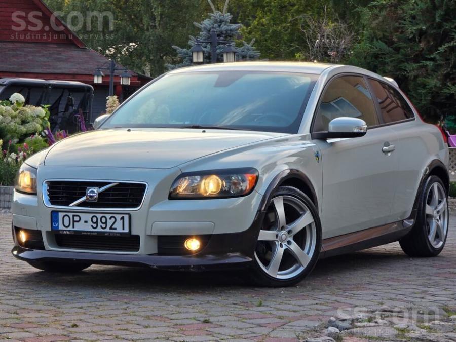 Белый Вольво Ц30 2008 в Рига, объемом двигателя 2.40 л и пробегом 400 тыс. км за 4350 €, фото 1 на AUTOMOTO.COM.LV