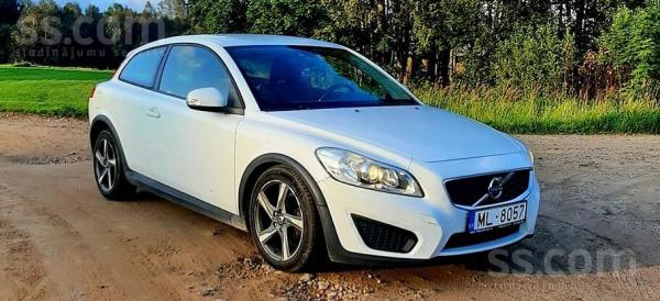 White Volvo C30 2009 in Riga, with an engine capacity of 1.60 L and mileage of 327 thousand km for 3400 €, photo 3 on AUTOMOTO.COM.LV